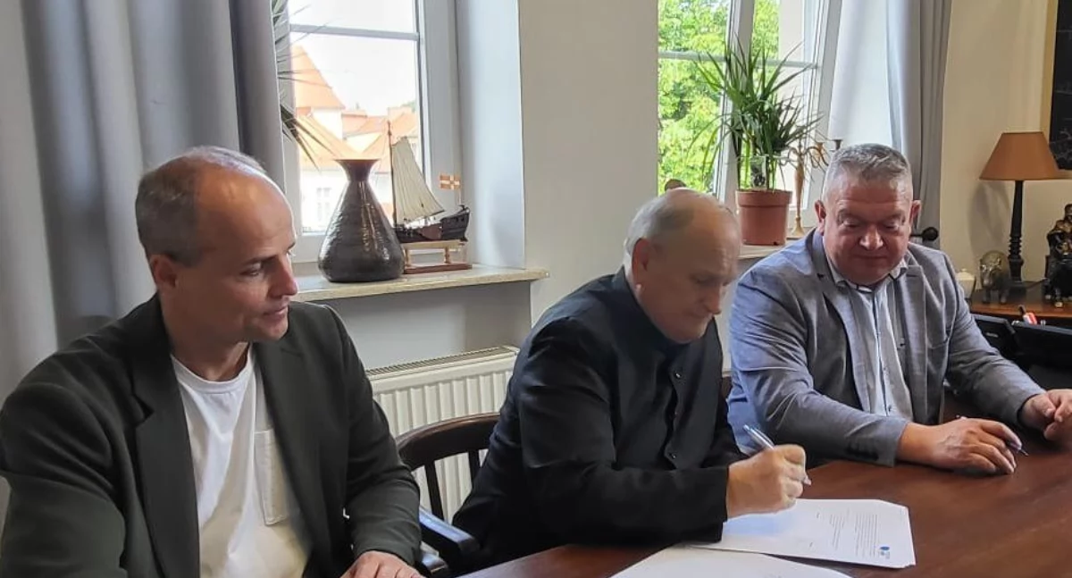 Podpisali umowy na remonty wołowskich kościołów - wiadomości Dolny Śląsk